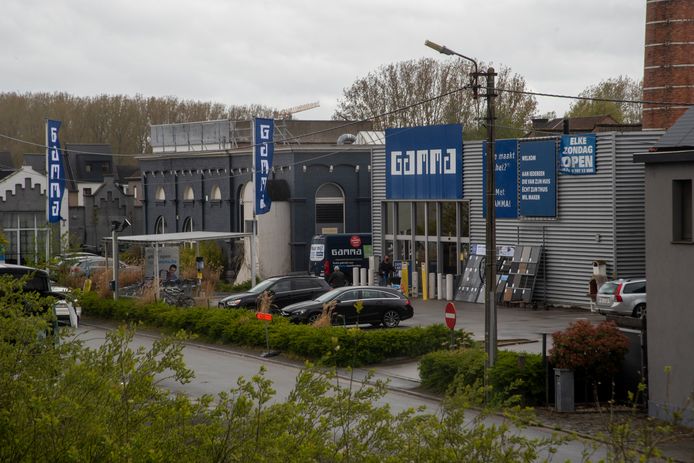 Oude fabrieksschouw Gamma wordt steen voor steen afgebroken, skyline ...