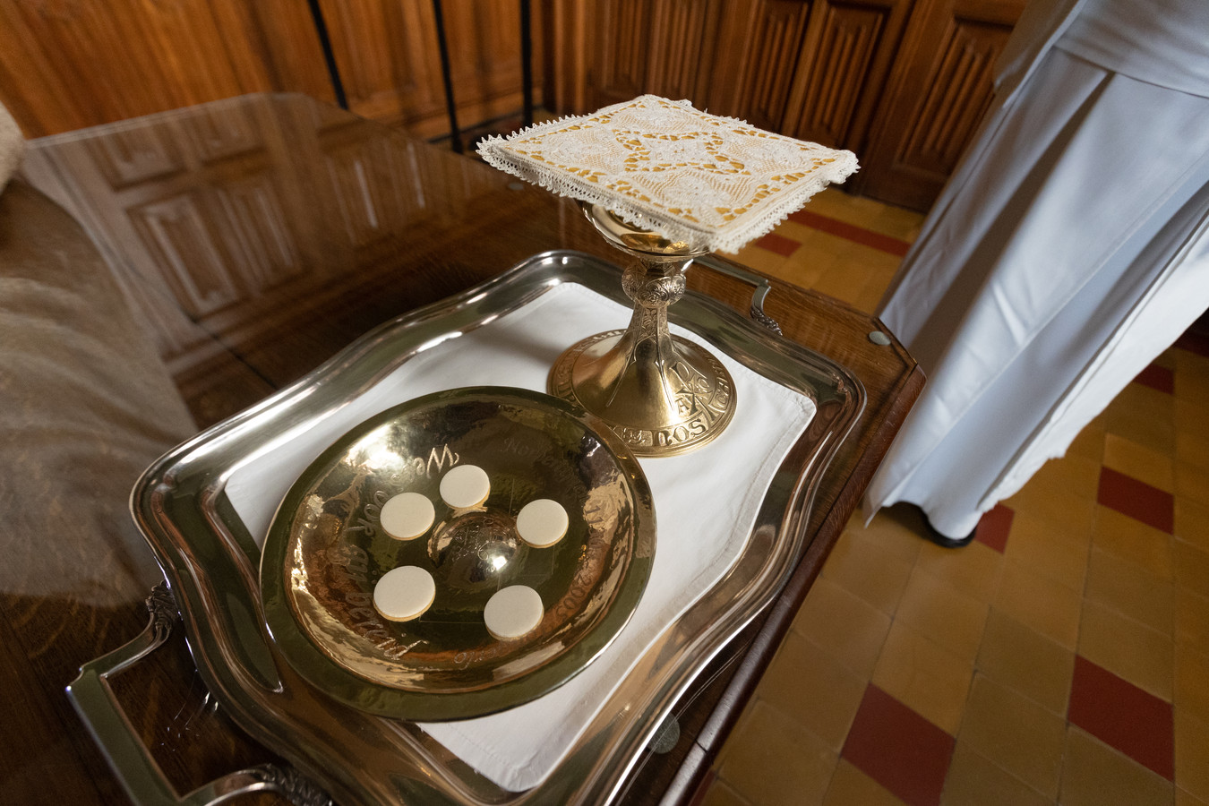 KEMPENSE KLEPPERS. In Abdij van Tongerlo bakken ze 3 miljoen hosties ...