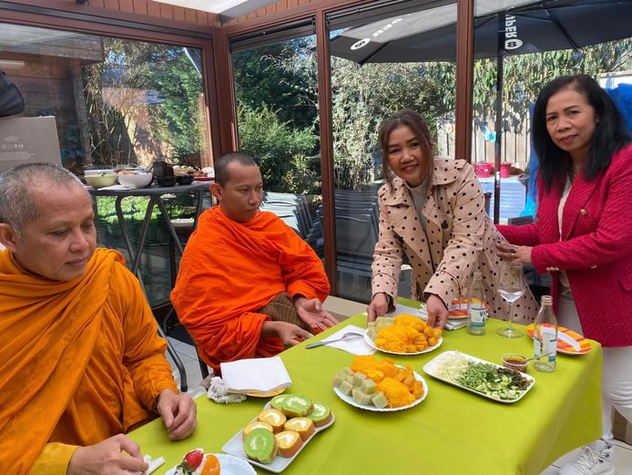 Boeddhistische monniken wijden volkscafé Gelek Dant Was in: ook alle ...