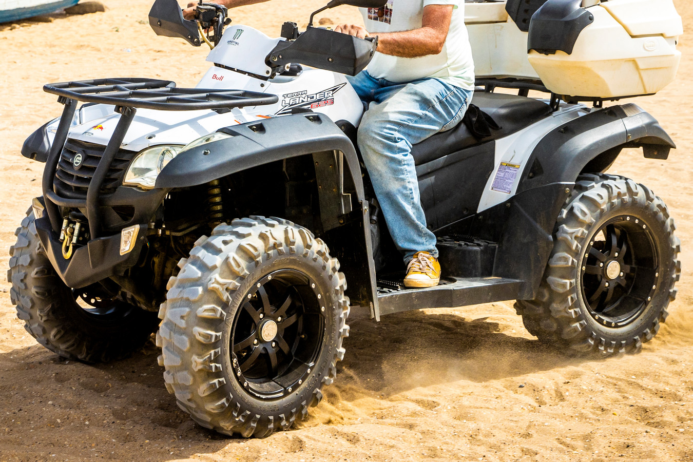 51-jarige quad-bestuurder knalt tegen paal die fietsers telt en raakt ...
