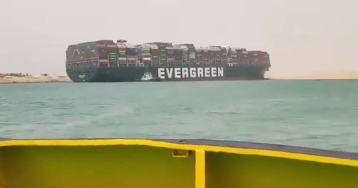 Vastgelopen containerschip in het Suezkanaal in Egypte vlotgetrokken ...