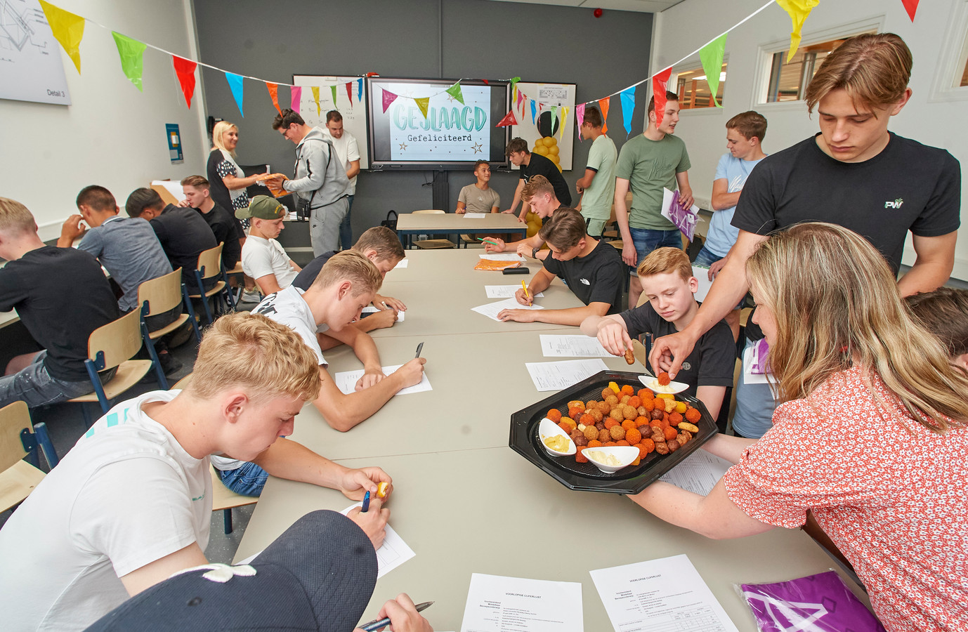 Rode loper gaat uit voor geslaagde eindexamenkandidaten Het Hooghuis in Oss | Foto | gelderlander.nl