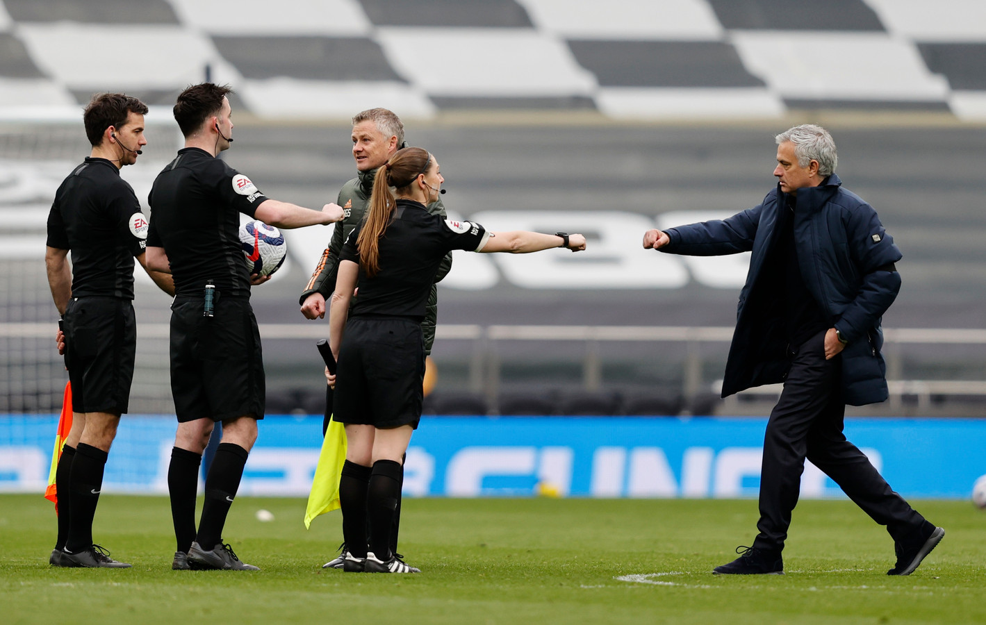 Blote benen van vrouwelijke ref? Dan kregen Iraanse voetbalfans bij ...
