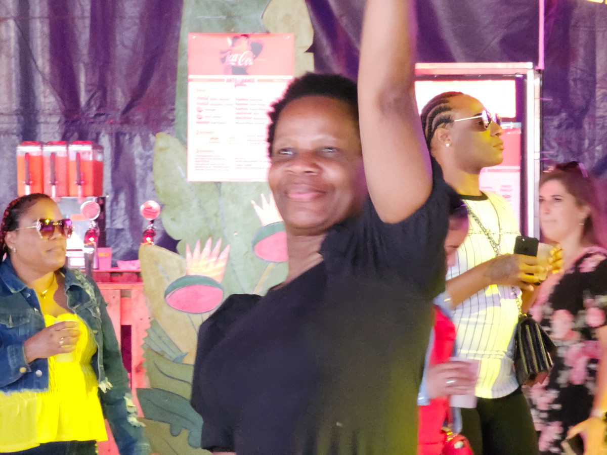 IN BEELD. 40ste Antilliaanse Feesten gestart onder stralende zomerzon ...