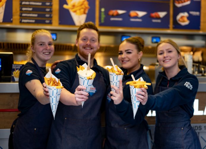 Patatje mayo voor 25 cent: Dennis viert opening van vernieuwde zaak met ...