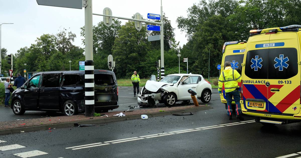 Auto knalt hard tegen busje op kruising: één gewonde | Leusden | AD.nl