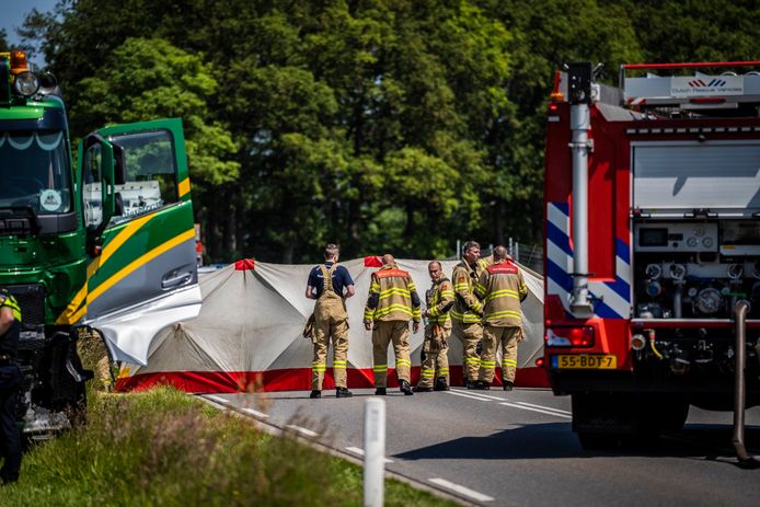 Motorrijder (41) komt om het leven bij frontale botsing met vrachtwagen | Binnenland | bd.nl
