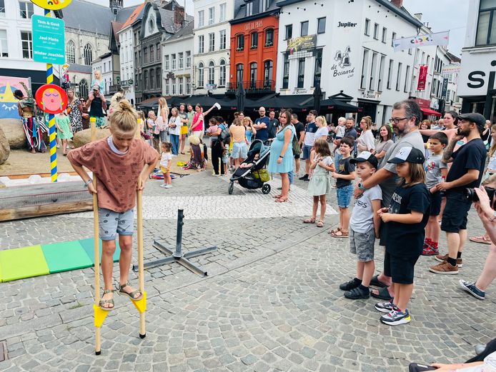 CIRK: Gust (8) en zijn papa stelen de show op de Grote Markt | Aalst | hln.be