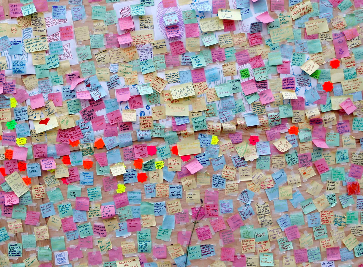 Londenaren uiten emoties rellen op muur van post-its | Foto | AD.nl