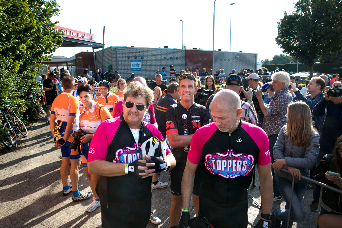 BN’ers 'met ongeschoren benen' op racefietsen van Lierop naar ...