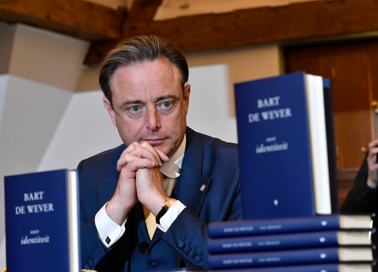 Het boek van Bart De Wever handelt over vier vragen die me nauw aan het ... Het boek van Bart De Wever handelt over vier vragen die me nauw aan het ...
