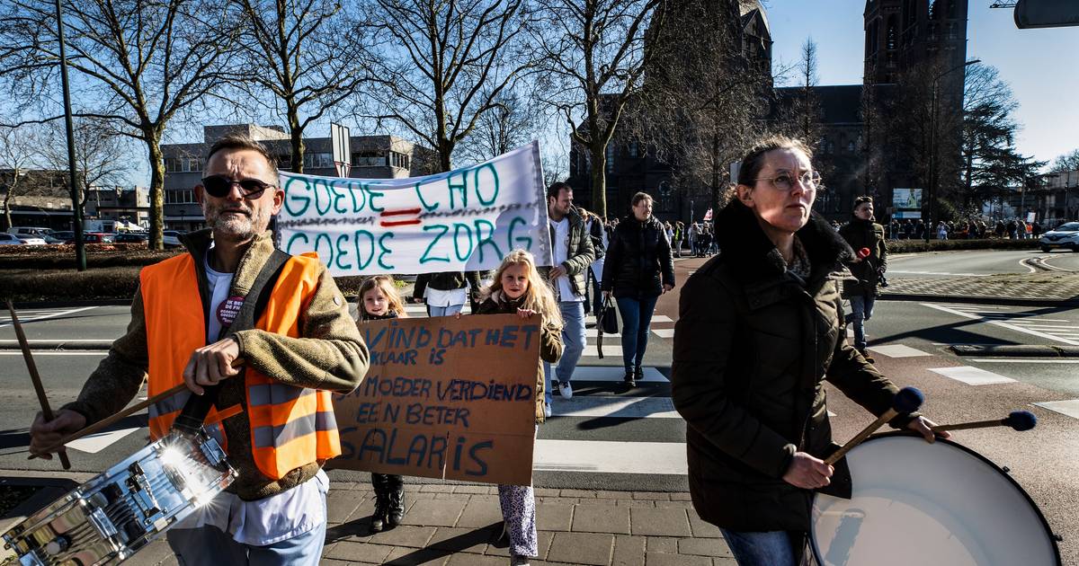 Teleurgestelde zorgmedewerkers de straat op in Geldrop: ‘Dit is geen ...