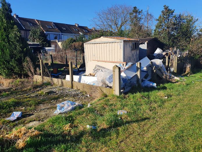 Opnieuw hoop zwerfvuil gedropt achter woningen die binnenkort moeten ...