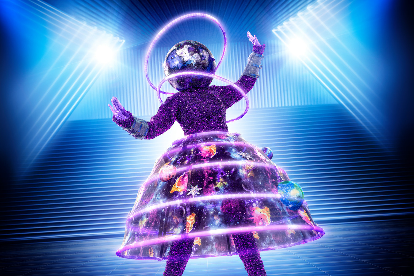 Wie verschuilt zich achter Kosmos uit ‘The Masked Singer’? Dit zijn ...