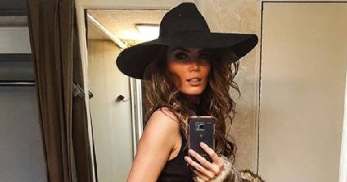 Kim Feenstra showt haar billen en Maan onder de paarse glitters | Show ...