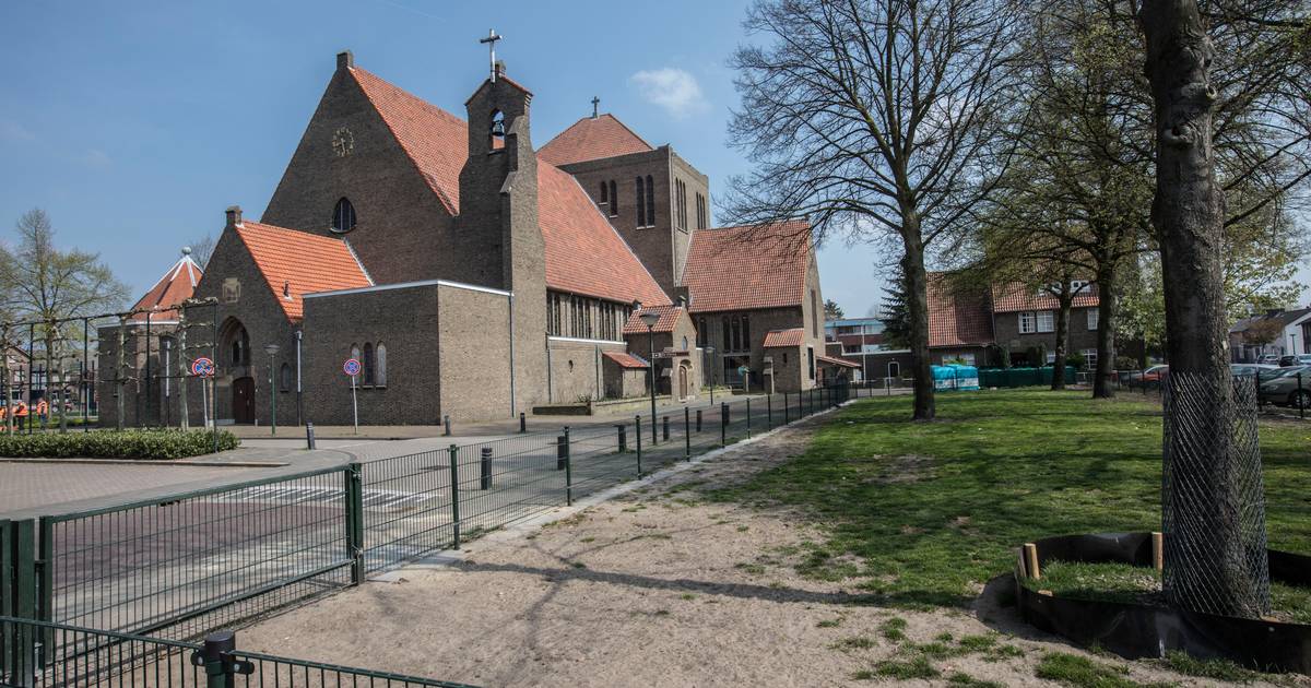 Kogel bijna door de (Geldropse Jozef)kerk; bouwers in de startblokken ...