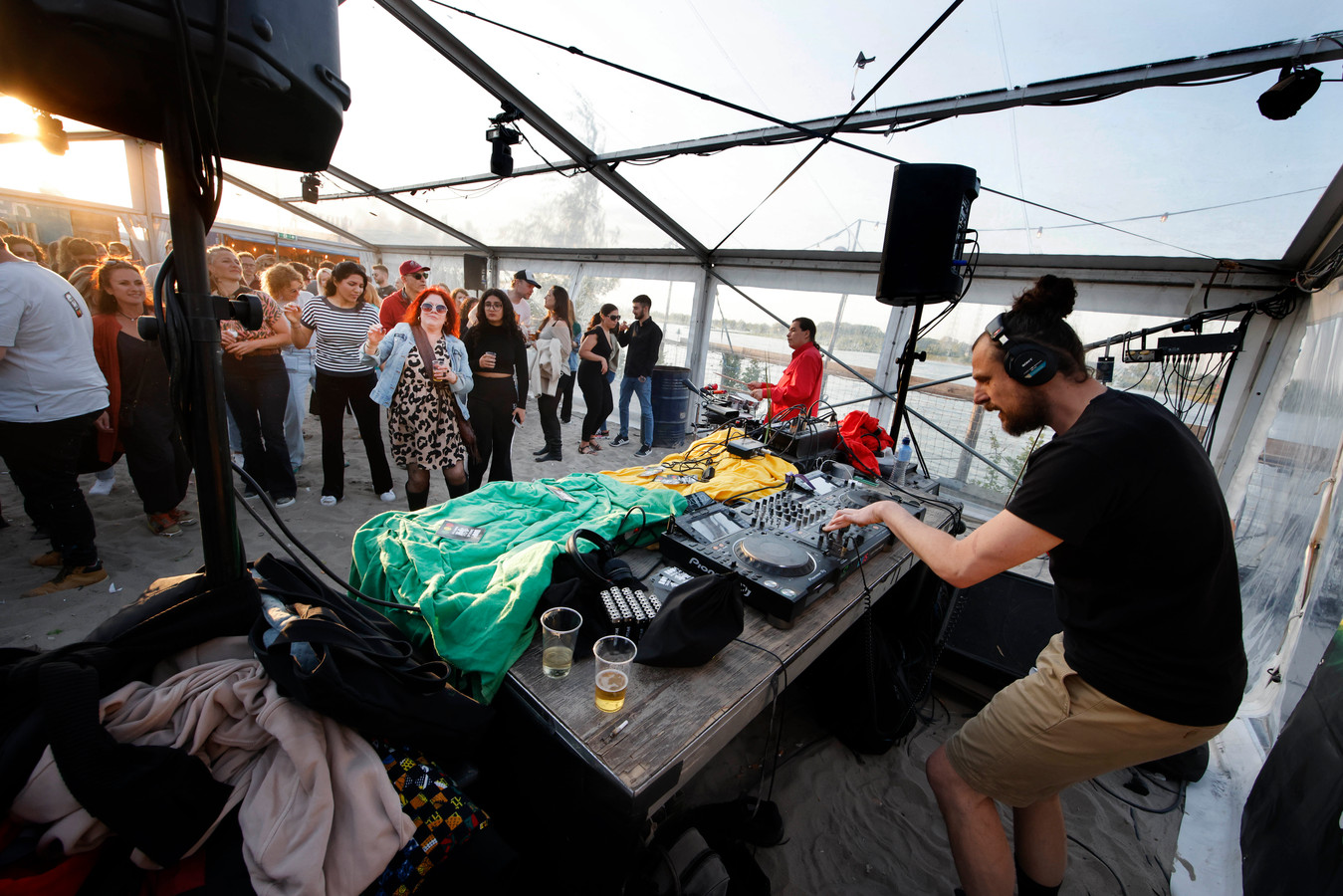 Na krap twee jaar valt het doek voor Nijmeegse strandbar: ‘Hopen écht ...