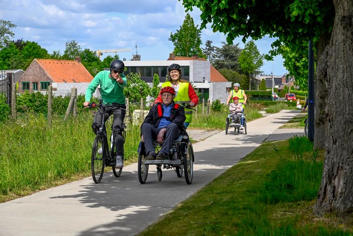 Louis (100) en Celina (86) fietsen mee met Veloveilig-team dankzij ‘Bikes4All’: “Van zodra de ...