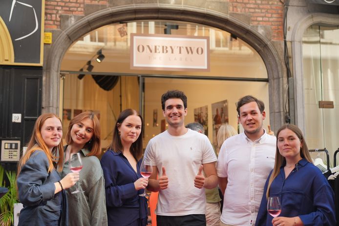 Shoppers worden model voor één dag tijdens fashionevenement ONEBYTWO | Leuven | hln.be
