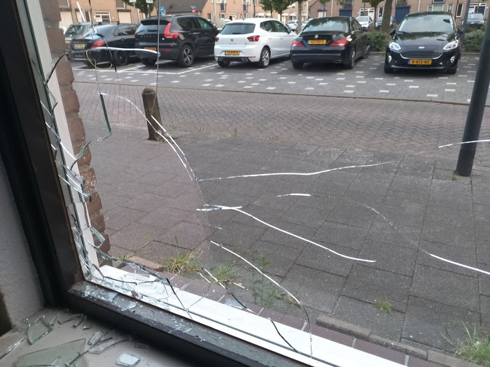 Weer ruit aan diggelen bij woning onder voormalige pillenfabriek: ‘Ik ...