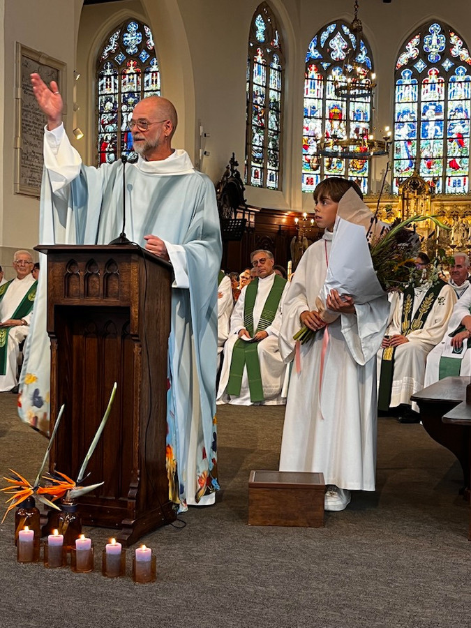 Maak kennis met Patrick Derde (59), de nieuwe moderne pastoor van ...