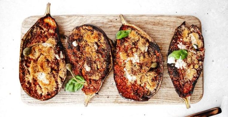 Buon appetito: aubergine uit de oven met tofoe-ricotta en broodkruim