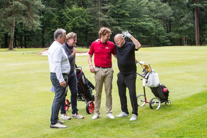 Een cyste zo groot als een golfbal bedreigde zijn carrière, nu is Diepenvener Bas toch golfprof ...