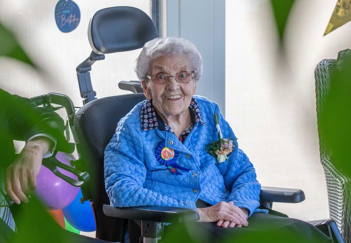 100-jarige Jopie Ruissen-Korstanje uit Goes geniet nog volop van het ...