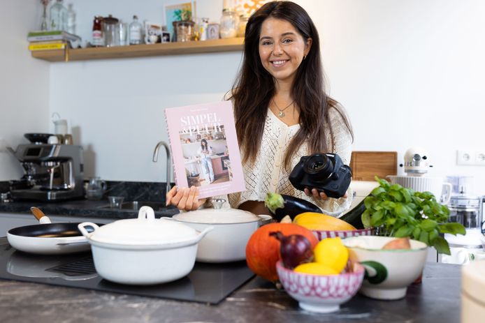 Sanne (24) heeft reuma en helpt met haar kookvideo’s tienduizenden ...