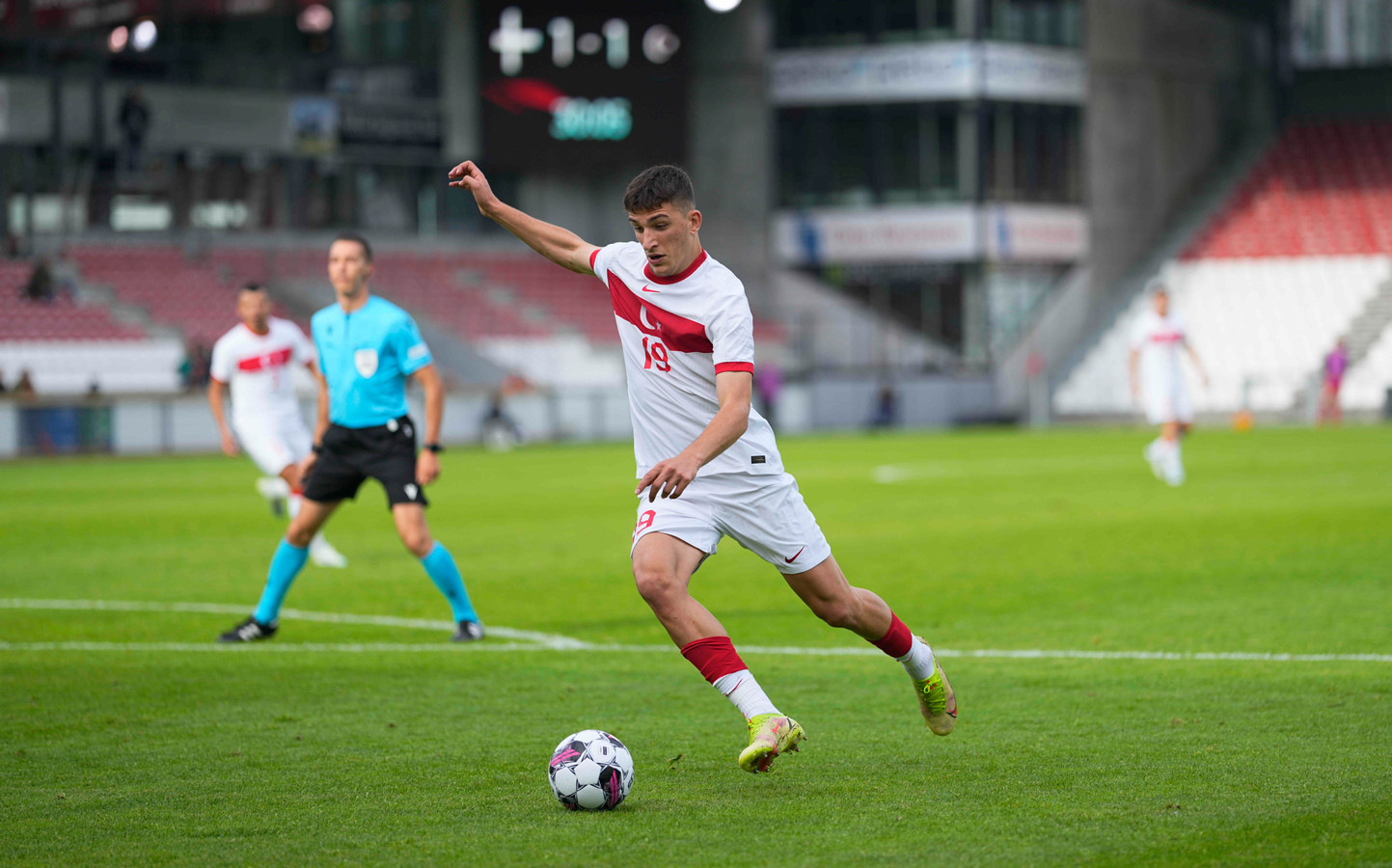 Ajax presenteert verdediger Ahmetcan Kaplan: ‘Hier slagen en vervolgens ...