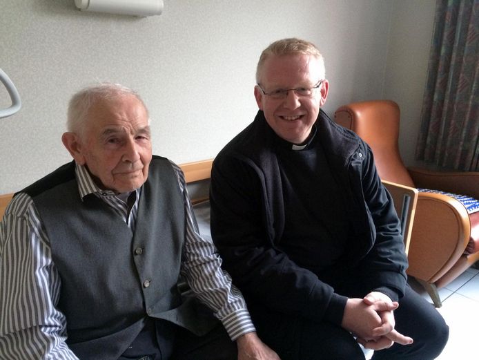 Pastoor Penne op bezoek bij oudste parochiaan Jef (101) | Holsbeek | hln.be