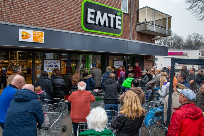 Laatste dag van supermarkt Emté in Wijchen trekt veel koopjesjagers ...