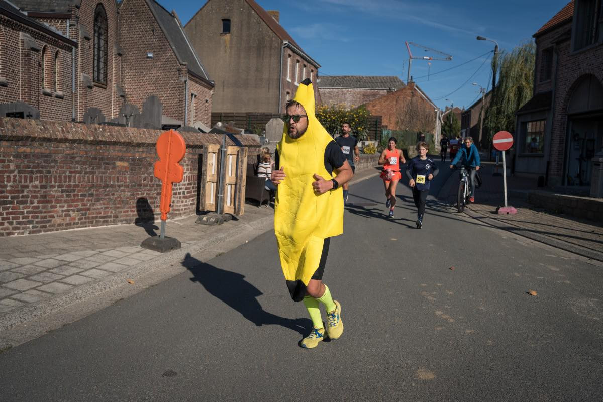 Waarom ‘banaan-man’ Ken (44) de benen uit zijn lijf loopt: “Als ...