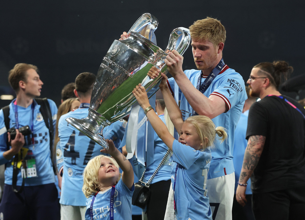 KIJK. Puur gezinsgeluk: De Bruyne viert Champions League-winst met ...