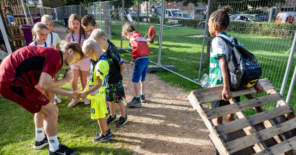 Handtekening van NEC-speler maakt bouwwerk in tijdelijk dorp Duuk ...