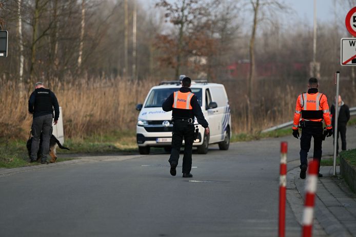 Politie betrapt wegpiraten die over fietspad rijden: “Bestuurder gekend ...