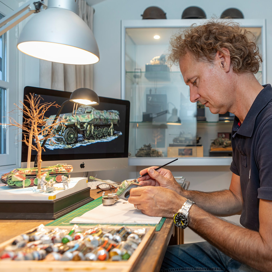 Roger Hurkmans oogst internationale faam met zijn diorama's: ‘Dichter ...