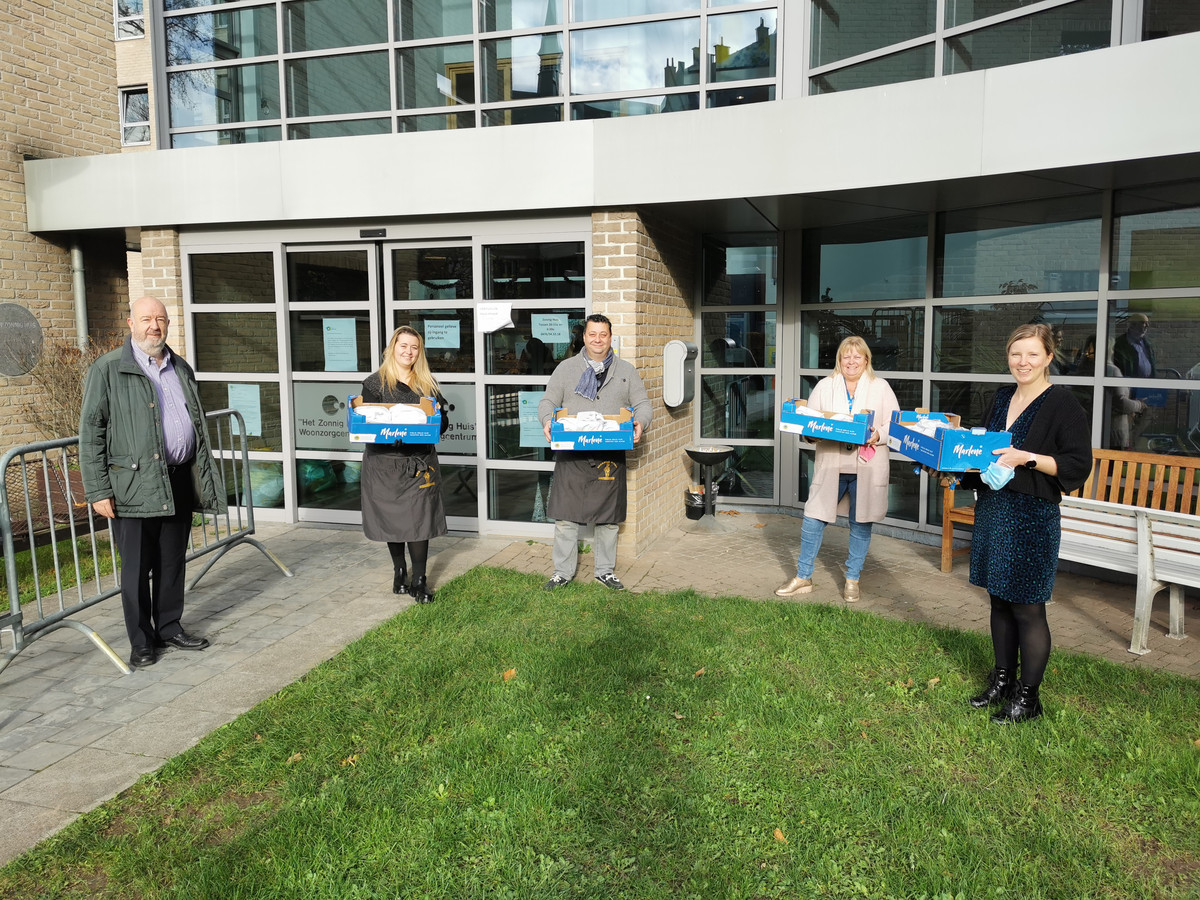 Foorkramers trakteren personeel Zonnig Huis op smoutebollen | Foto | hln.be