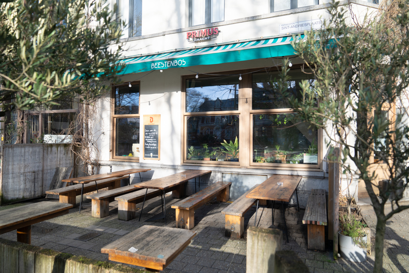 DE DAGSCHOTEL. Café Beestenbos in Antwerpen, waar de chef elke week een ...