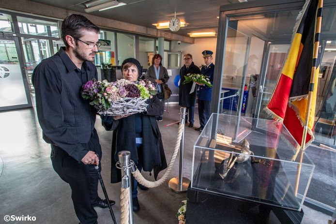 Een minuut stilte en bloemen voor Luc Schamp en Patrick Lanckman: “Inbreker schoot hen 31 jaar ...