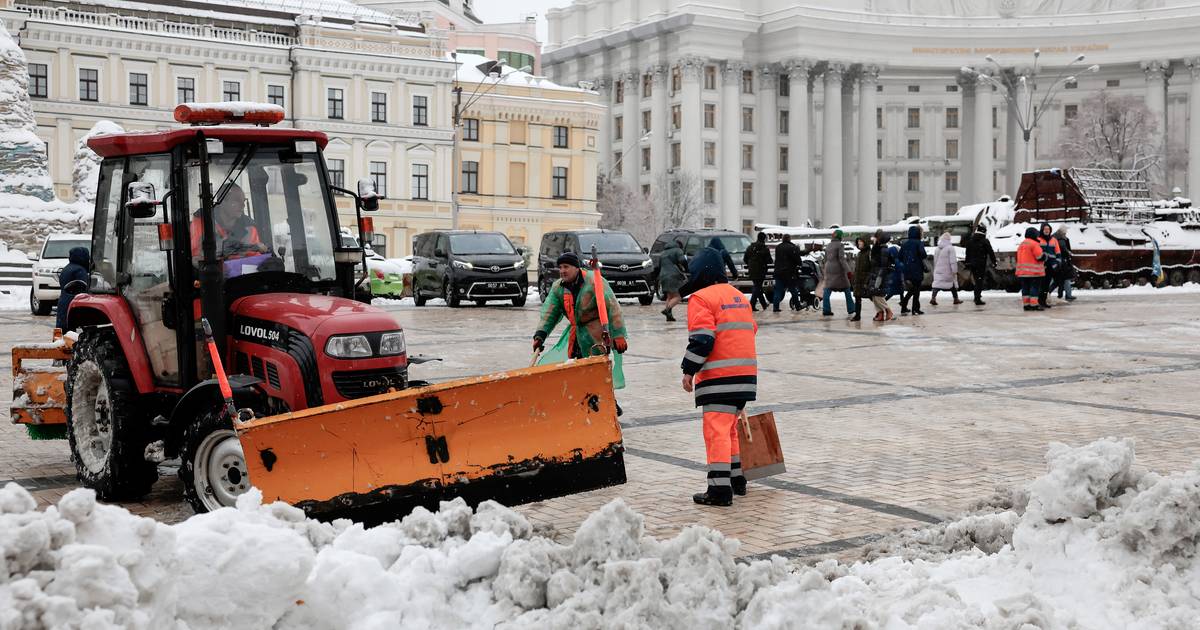 Eerste sneeuw in Oekraïne terwijl Russen gasproductie aanvallen, WHO ...