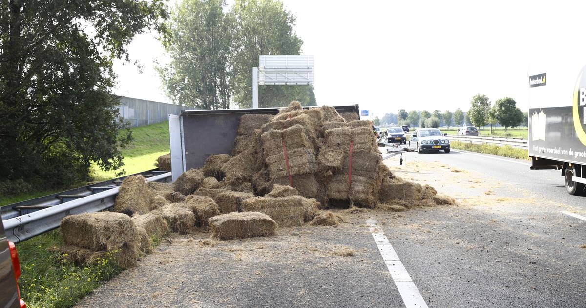Gekantelde aanhanger met strobalen zorgt voor vertraging op A28 bij ... Gekantelde aanhanger met strobalen zorgt voor vertraging op A28 bij ...