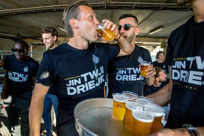BEKIJK. Brugse spelers vieren titel met fans, die nadien verder feesten ...