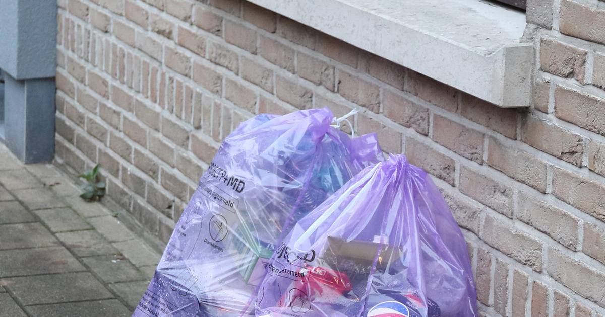 Plastic vanaf maart anders sorteren in paarse zakken | Waregem | hln.be
