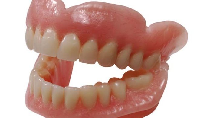 Meeuw vliegt weg met vals gebit van bejaarde dame | Bizar | hln.be