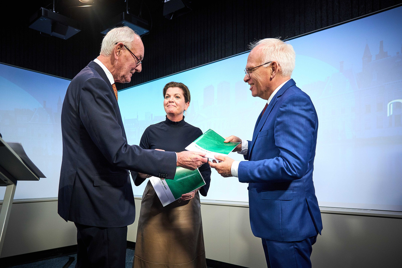 Na 'irritatie op hoogste niveau' gaat Remkes door het stof: 'Minister ... Na 'irritatie op hoogste niveau' gaat Remkes door het stof: 'Minister ...