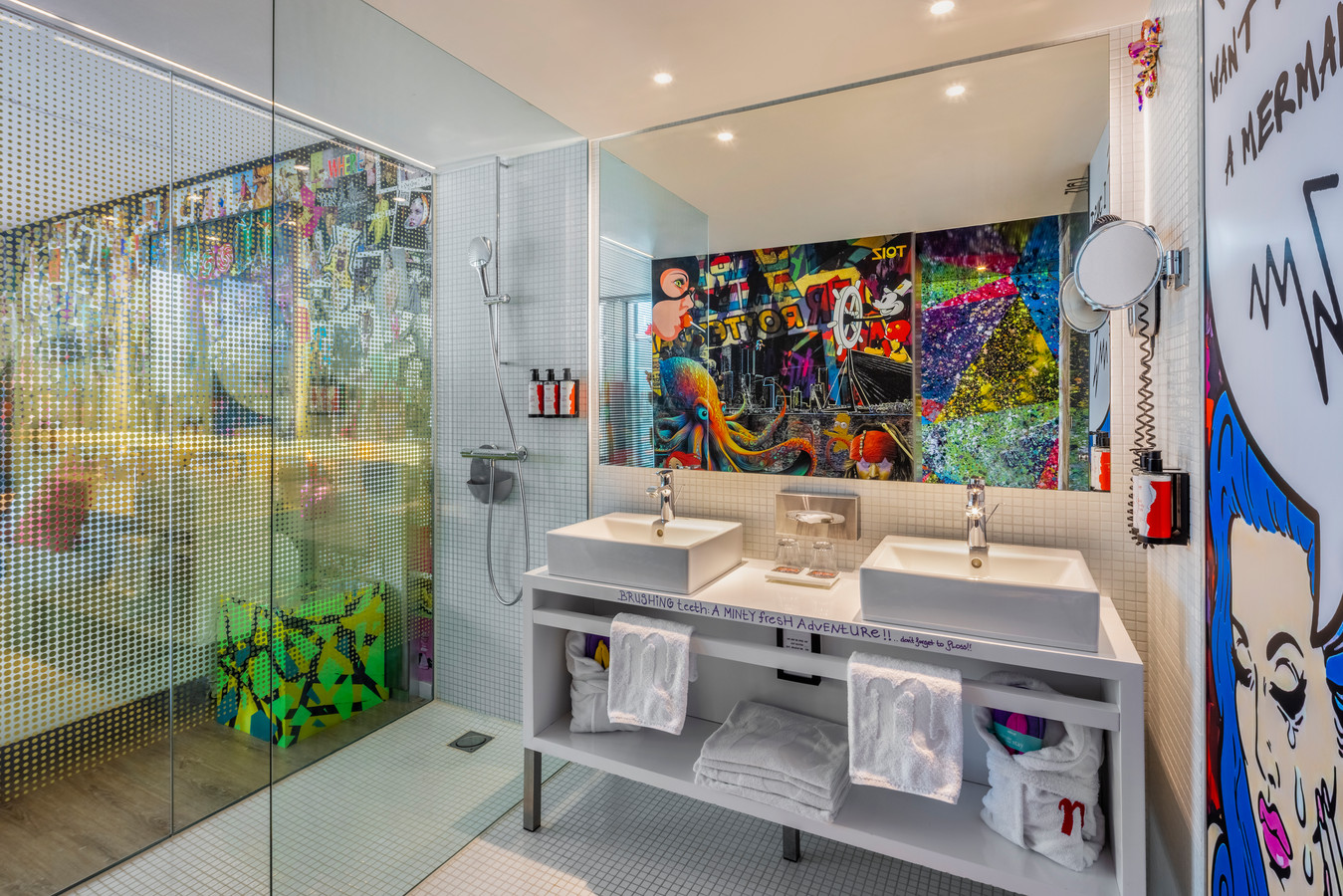 De gekke ideeën van Dion en Maya zitten allemaal in deze hotelkamer in ...