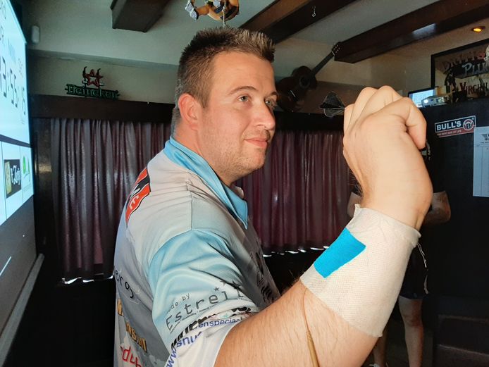 Roy is al vier dagen lang aan het darten in Arnhems café tegen ...