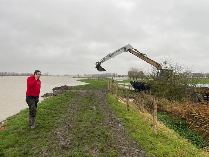 Nog niet alle gevaar geweken: Winterdijk wordt plaatselijk verstevigd ...