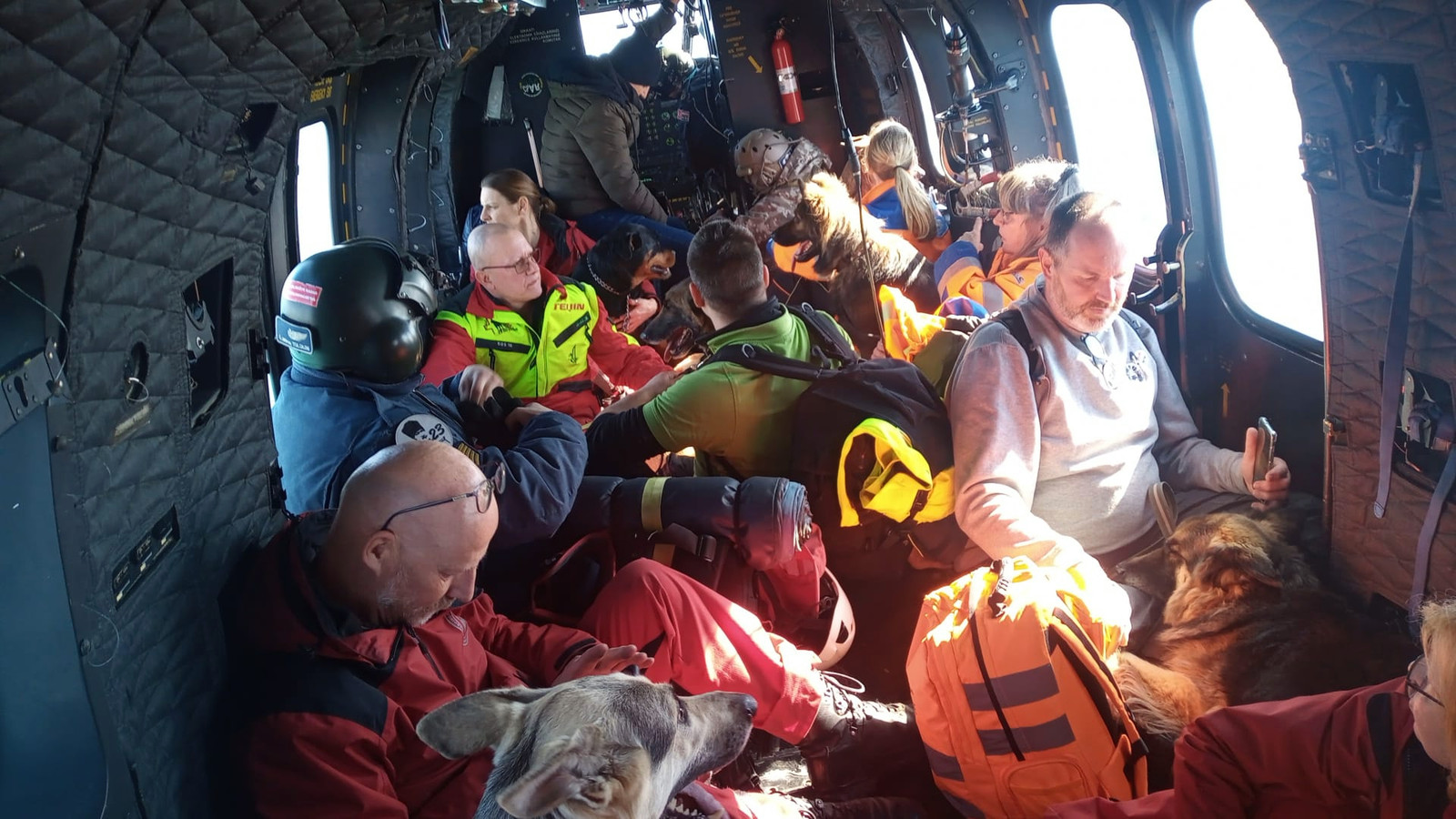 Ze haalden een 13-jarig meisje levend onder het puin vandaan in Turkije ...